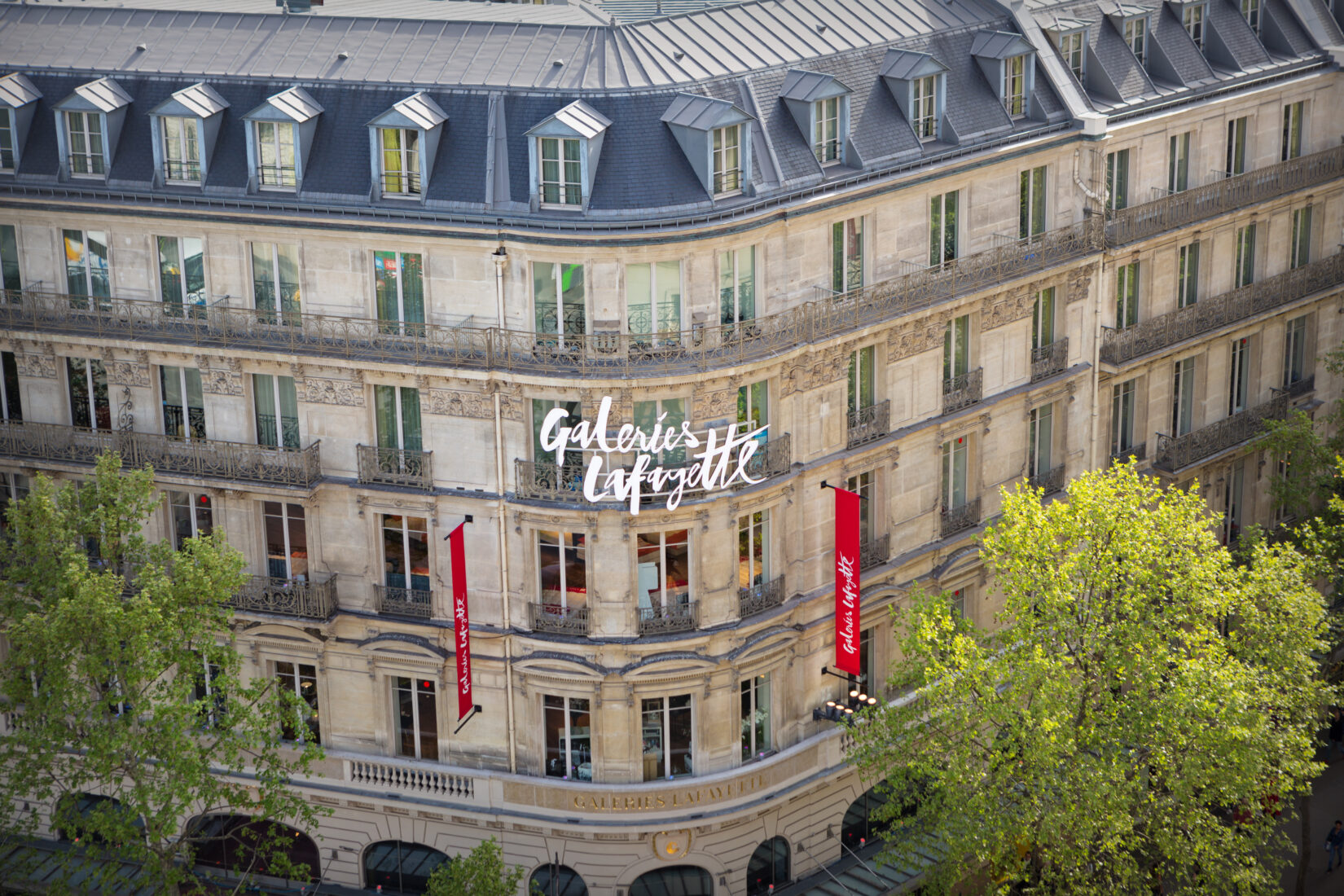 4 ways to enjoy Paris with friends and the Moulin Rouge